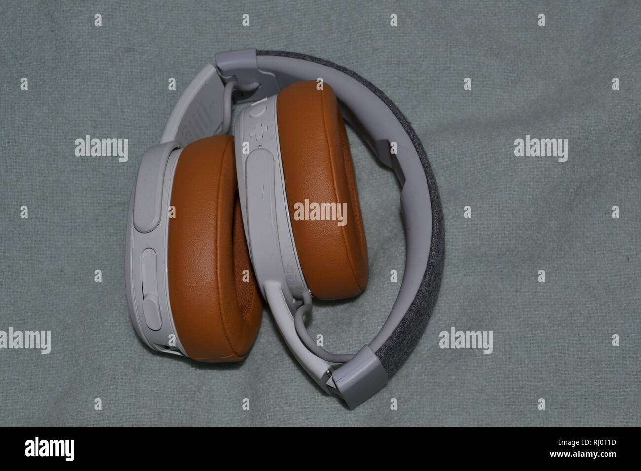 Headphone audio quality hi-res stock photography and images - Alamy