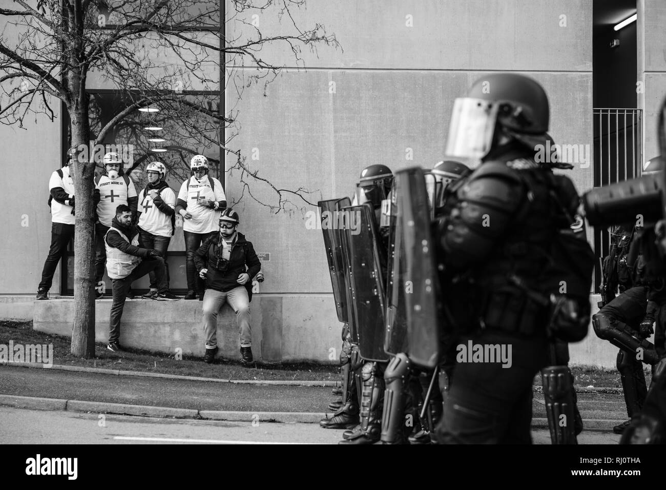 Riot police officers clash Black and White Stock Photos & Images - Alamy