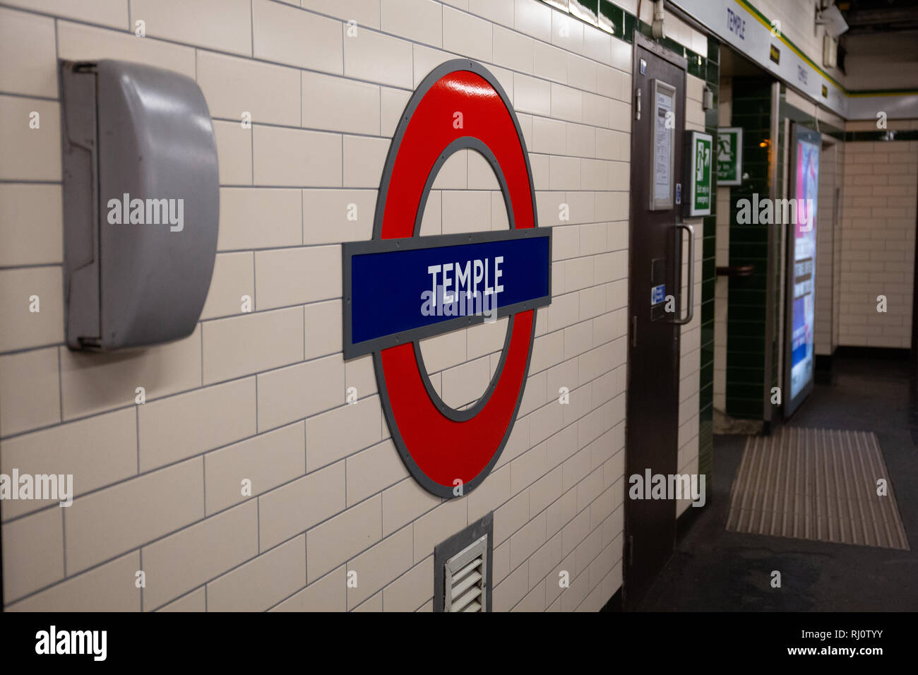 Temple tube station sign hi-res stock photography and images - Alamy
