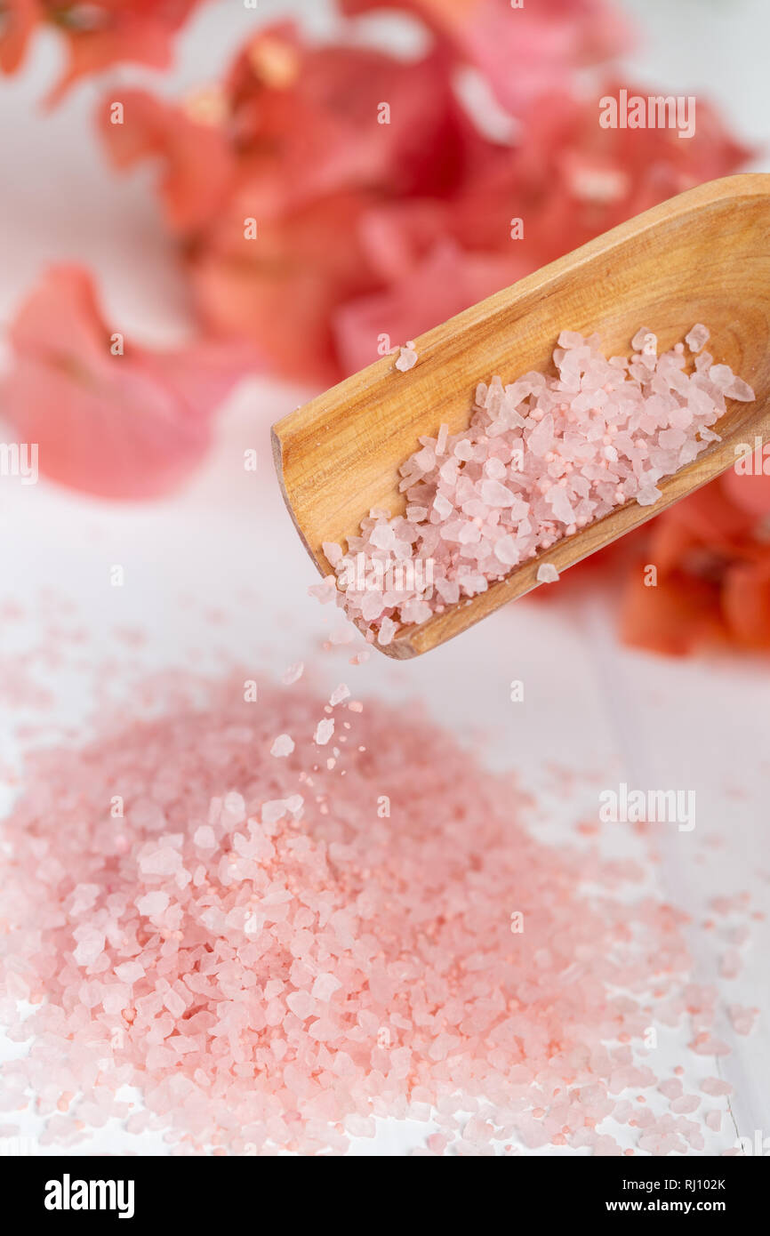 Pink sea salt dripping from a wooden spoon Stock Photo - Alamy