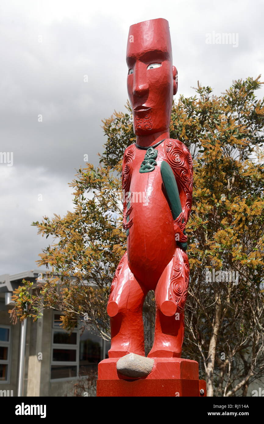 Traditional Maori wooden sculptures at Te Puia, Rotorua, New Zealand ...