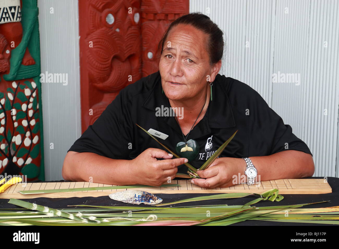 A Maori woman weaving traditional artwork at Te Puia, New Zealand Stock ...