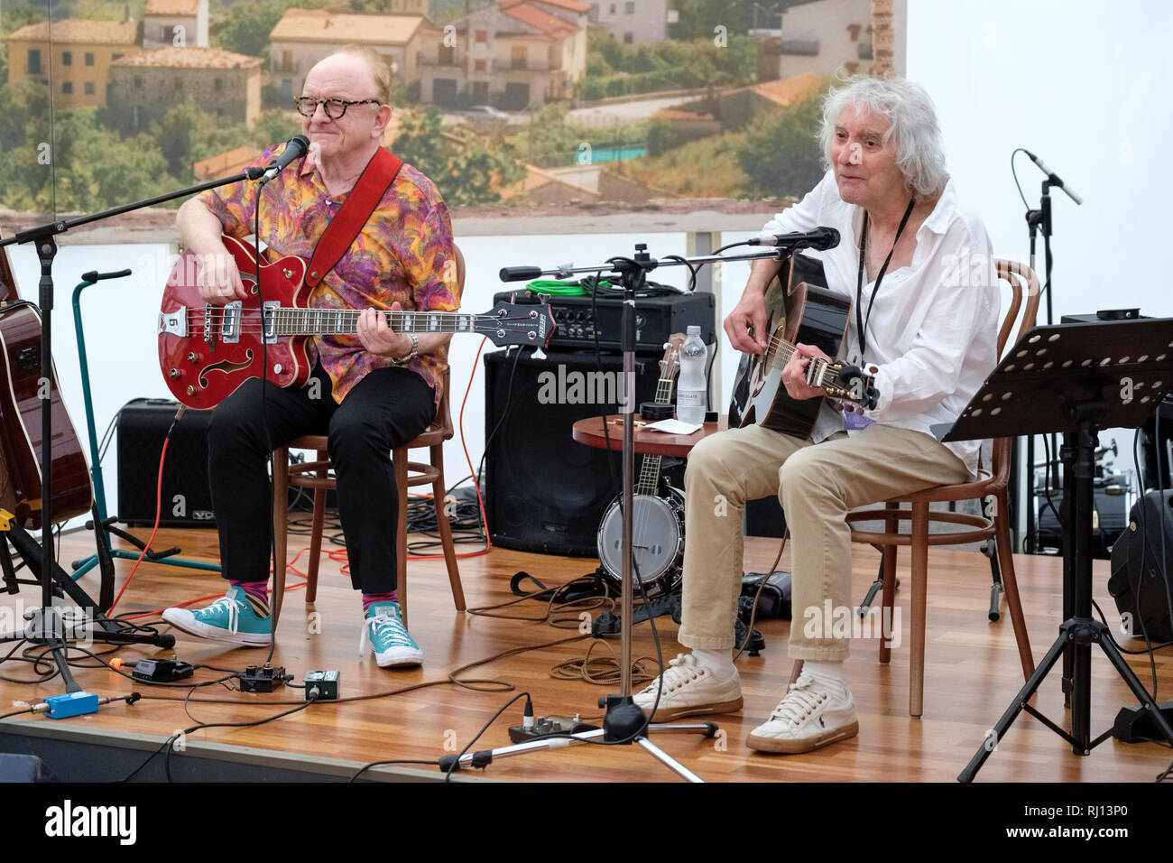 Peter asher guitarist hi-res stock photography and images - Alamy