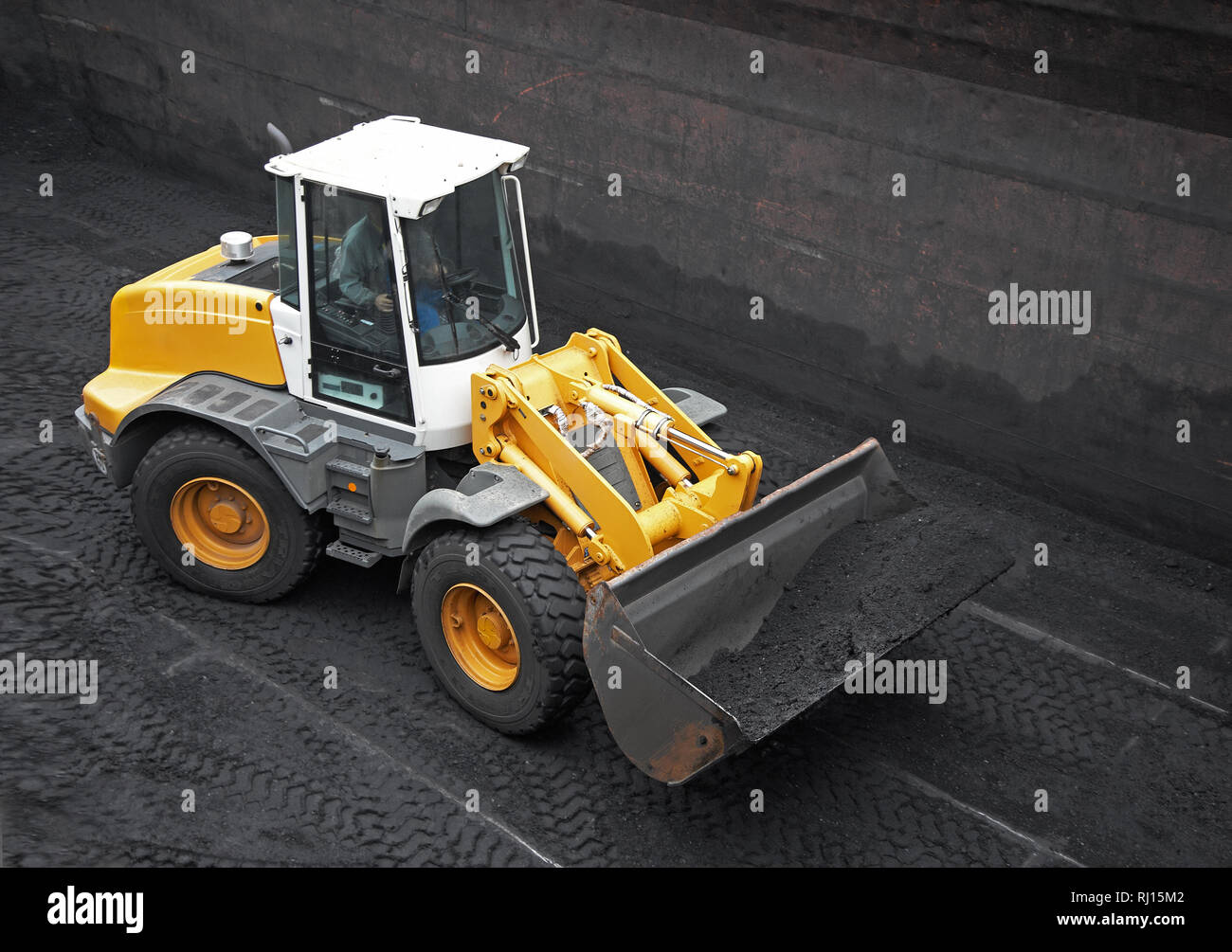 Wheel loader machine loading coal Stock Photo - Alamy