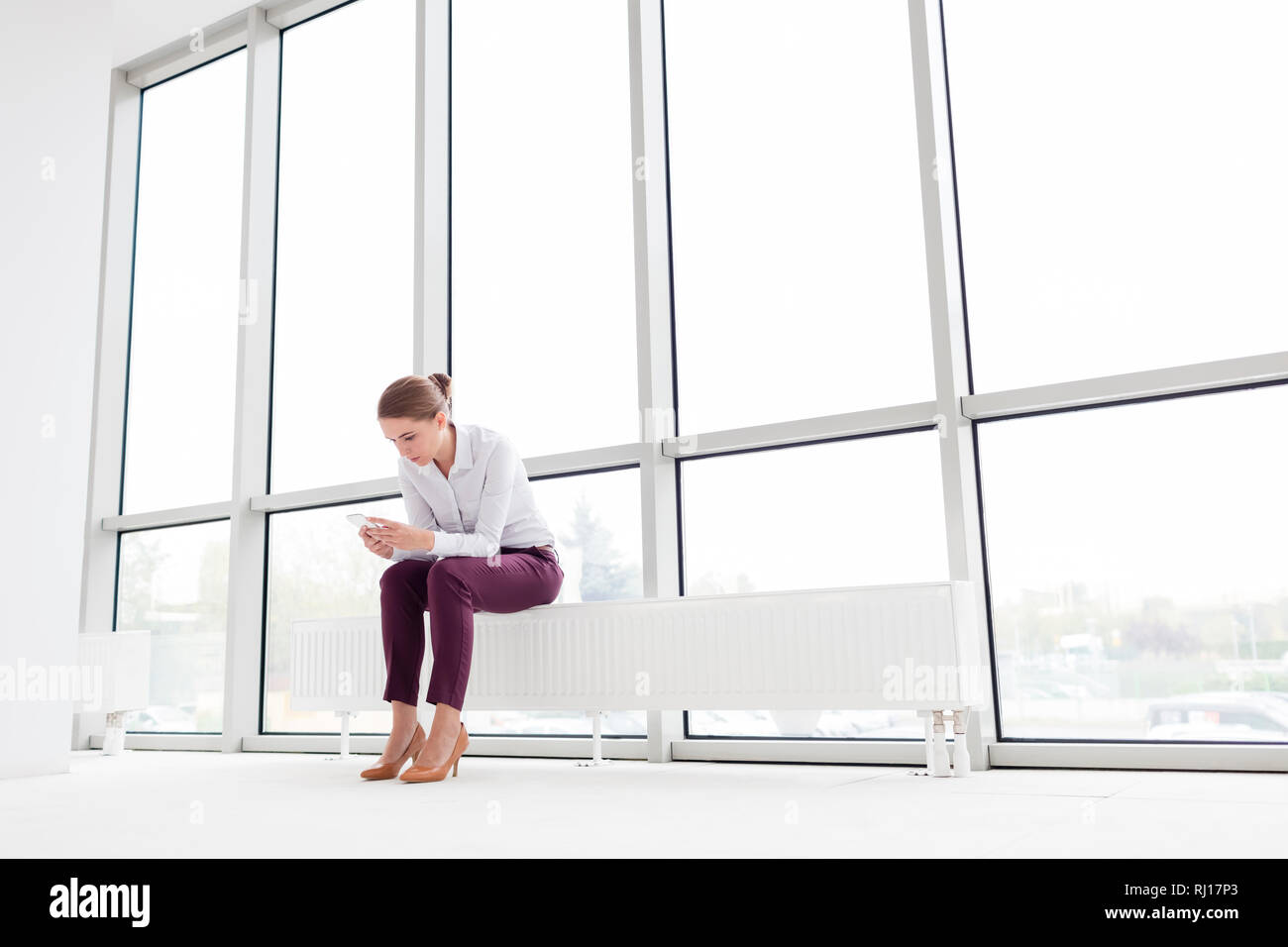 Sitting technology hi-res stock photography and images - Alamy