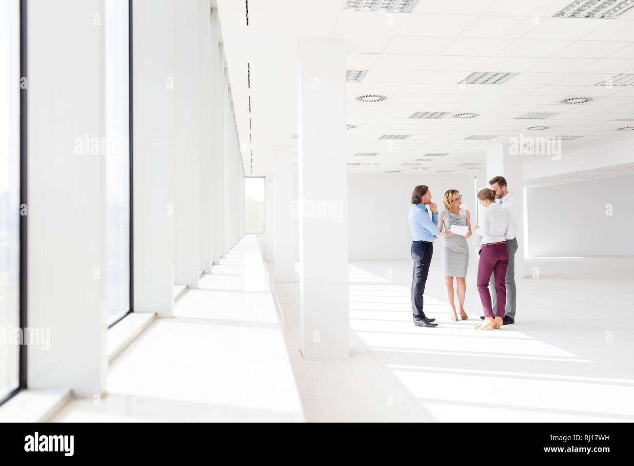 Standing business meeting hi-res stock photography and images - Alamy
