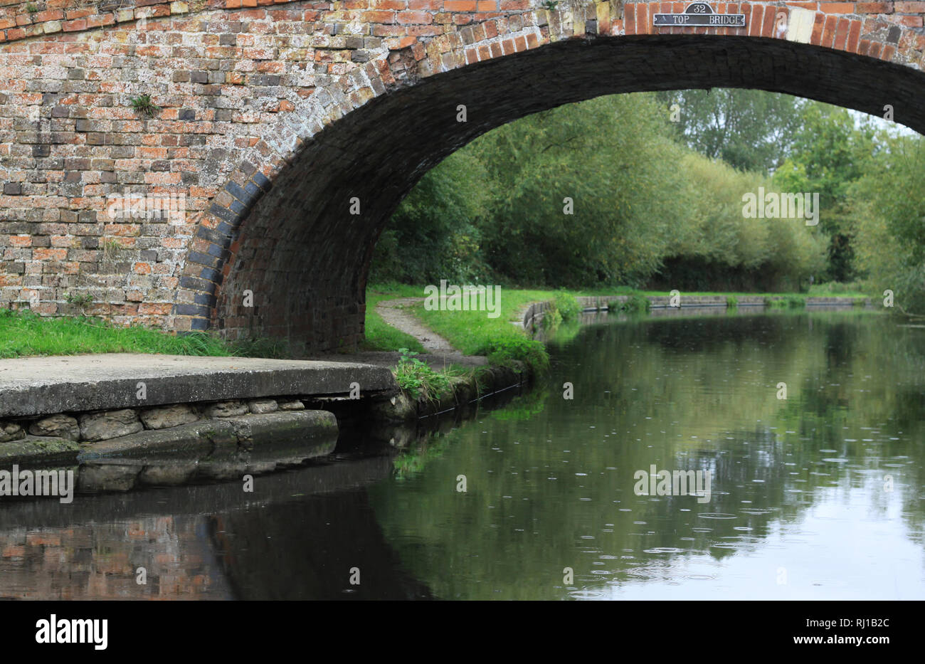 Brick bridge over water hi-res stock photography and images - Alamy