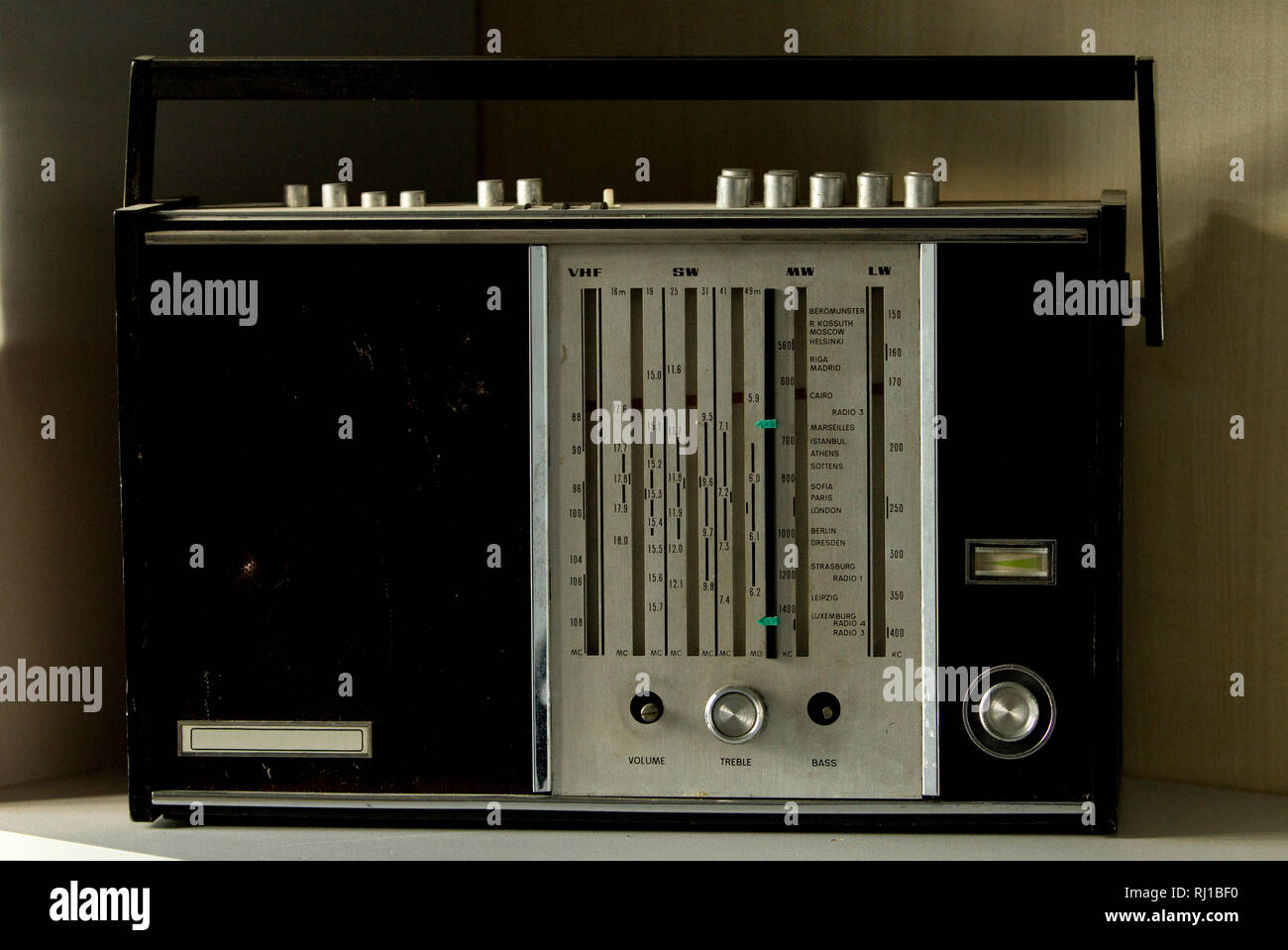 Medium wave frequency modulation hi-res stock photography and images ...