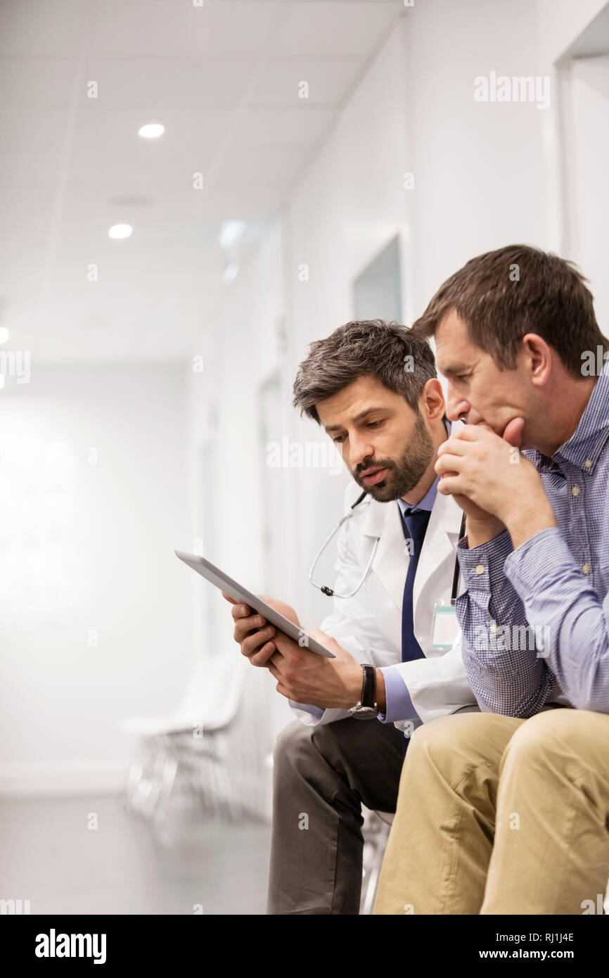 Doctor tablet patient hospital hi-res stock photography and images - Alamy
