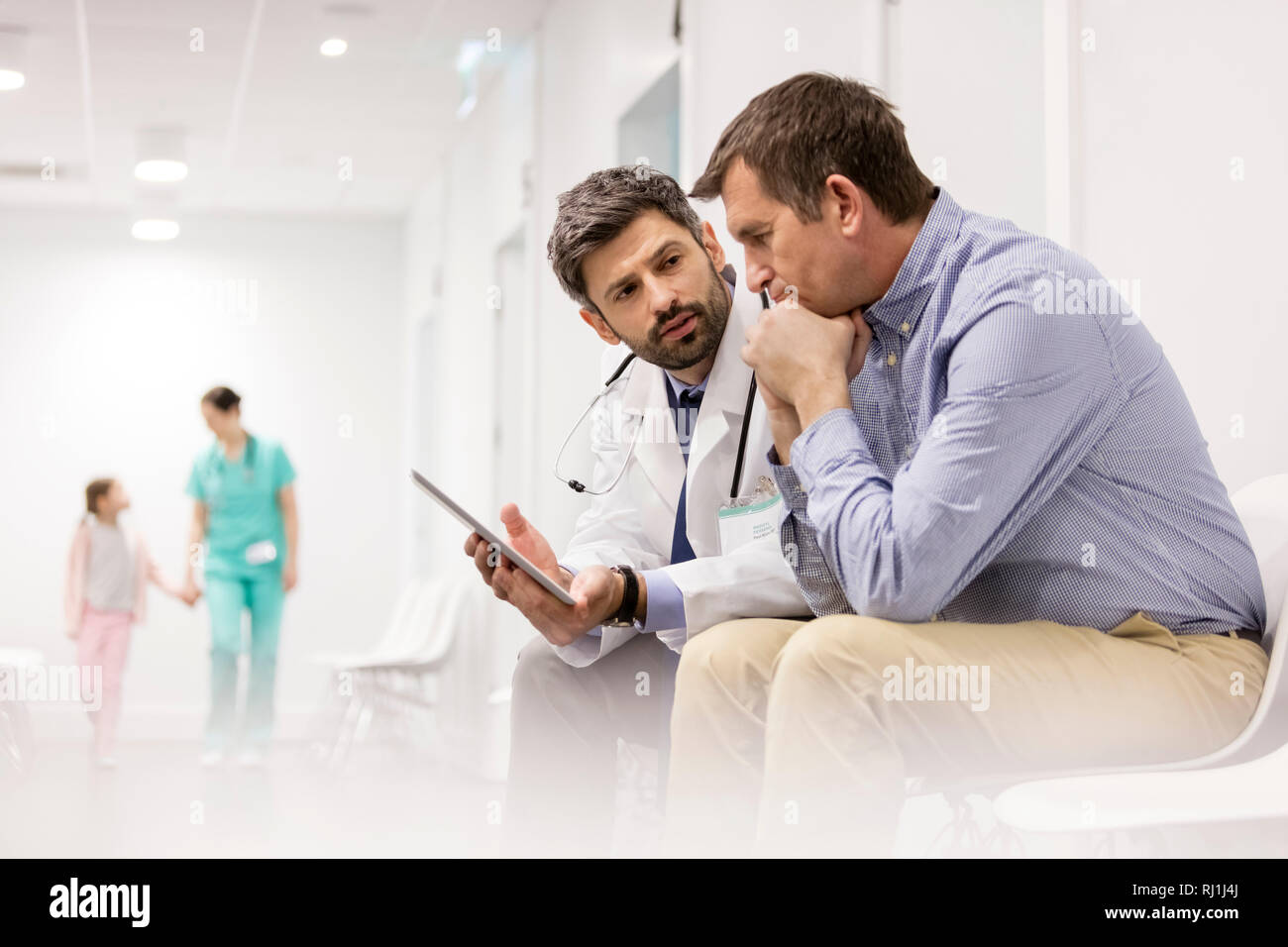 Doctor tablet patient hospital hi-res stock photography and images - Alamy