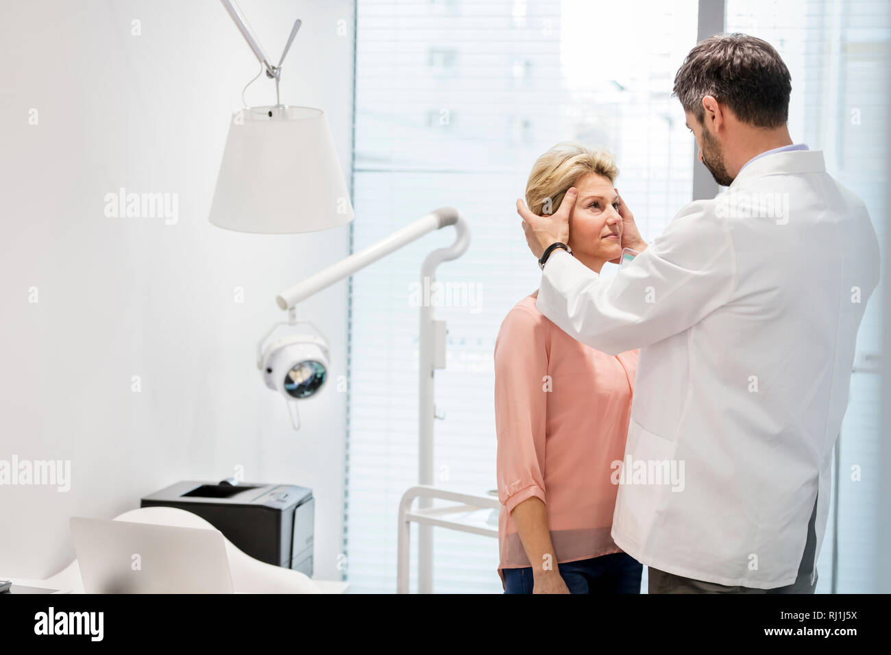 Doctor treating patient hi-res stock photography and images - Alamy