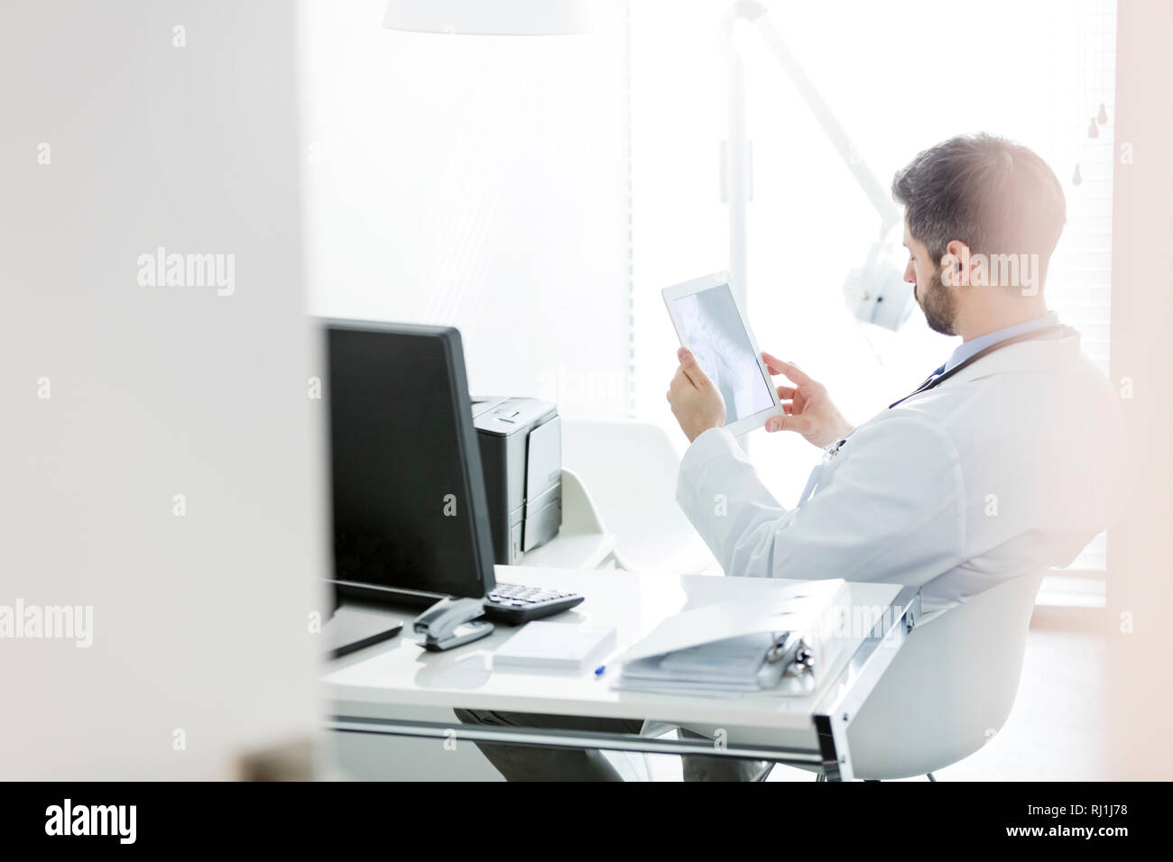 Checking x ray hi-res stock photography and images - Alamy