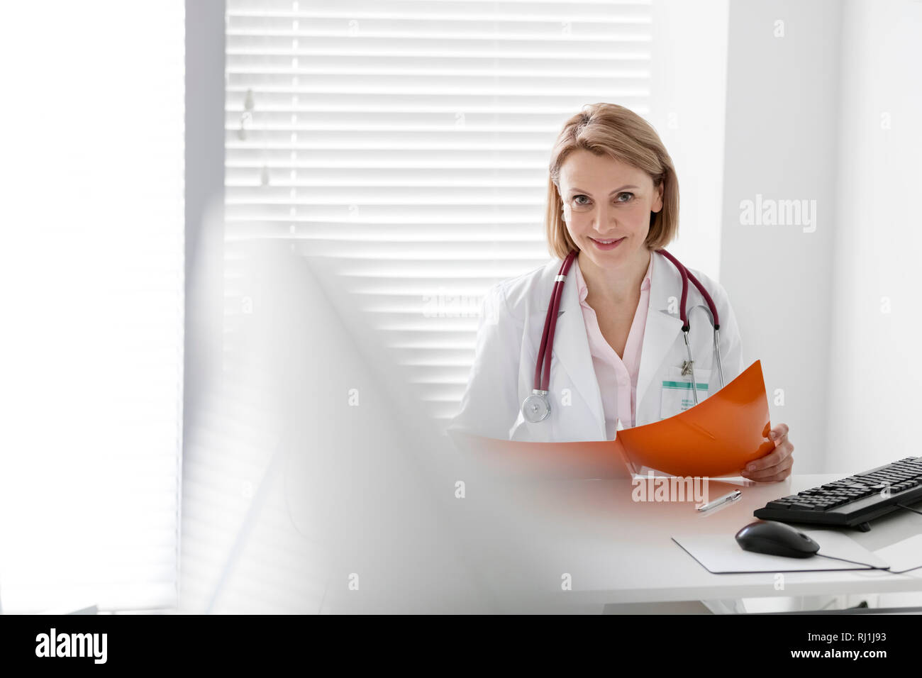 Doctor holding medical file hi-res stock photography and images - Alamy