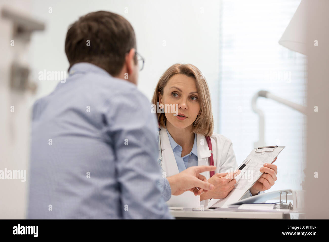 Explaining doctor hi-res stock photography and images - Alamy