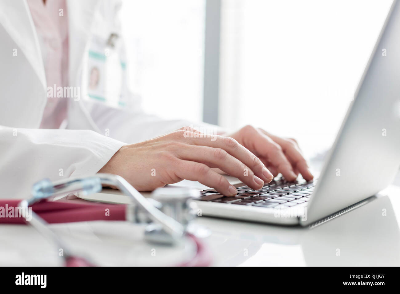 Doctor at table hi-res stock photography and images - Alamy