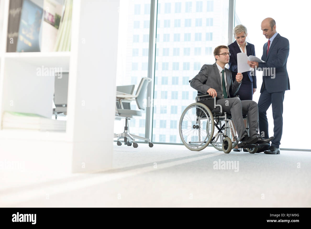 Disabled woman office hi-res stock photography and images - Alamy