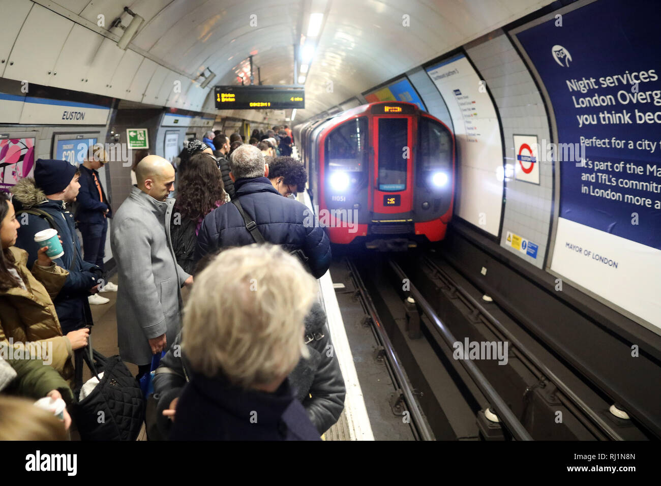 Crowded platform at Euston station pic by Gavin Rodgers/Pixel8000 Stock ...
