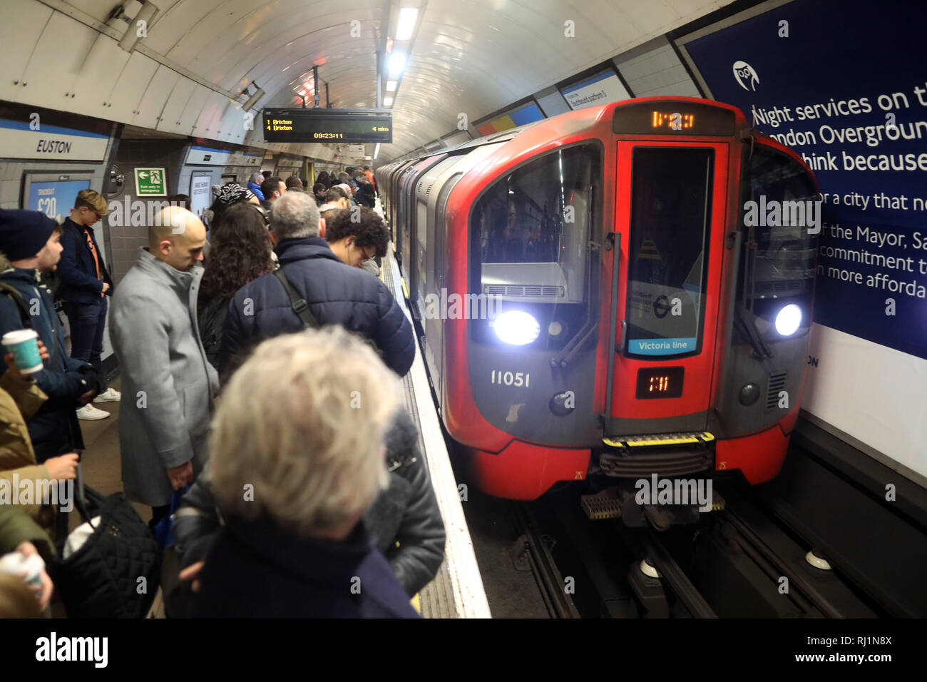 Crowded platform at Euston station pic by Gavin Rodgers/Pixel8000 Stock ...