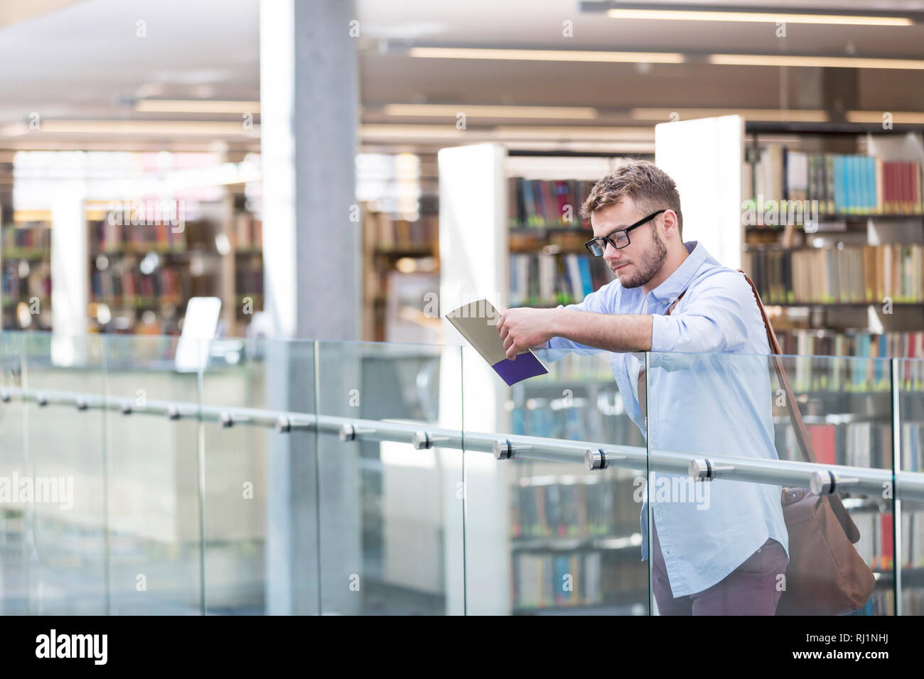 Man in library reading book hi-res stock photography and images - Alamy