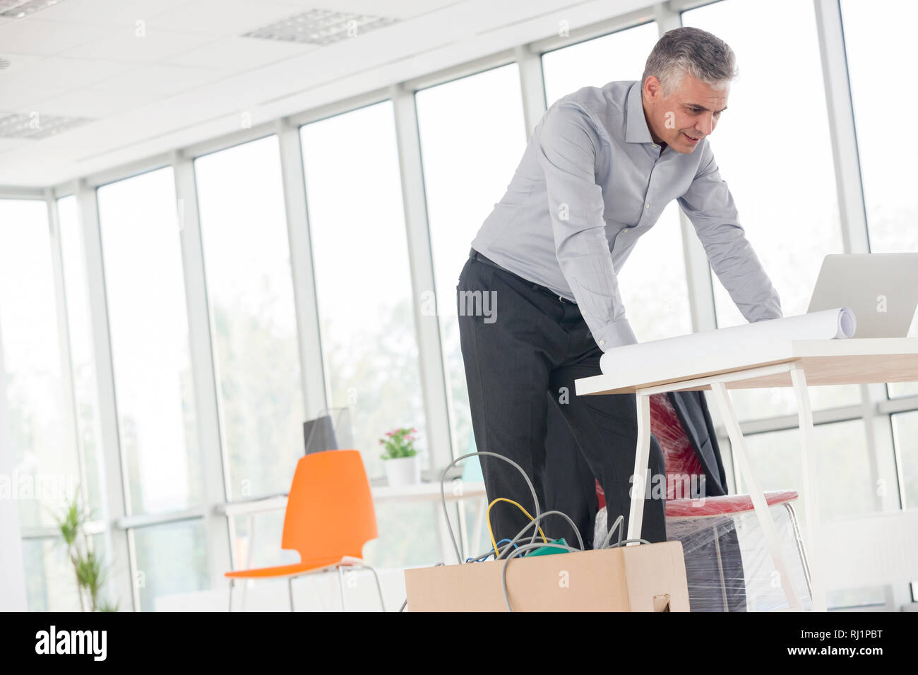 Person leaning on desk hi-res stock photography and images - Alamy