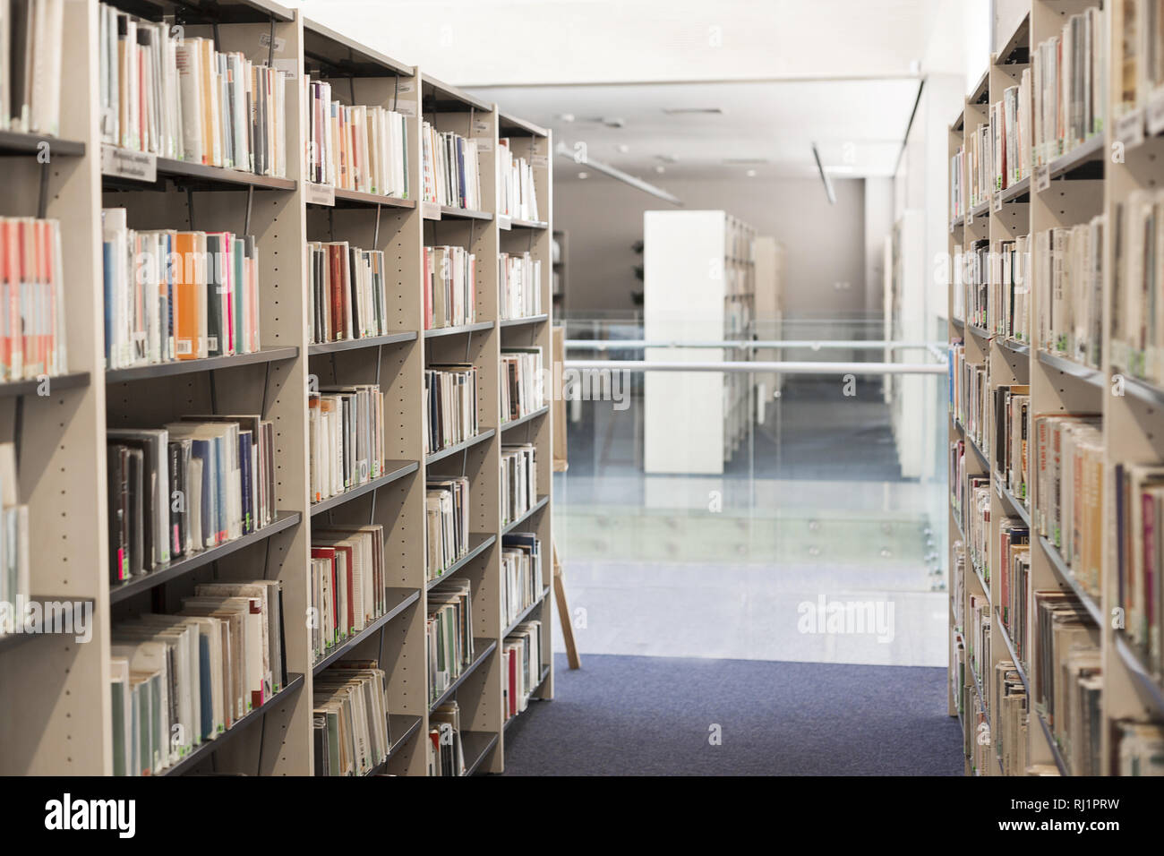 Books arranged in shelves at university library Stock Photo - Alamy