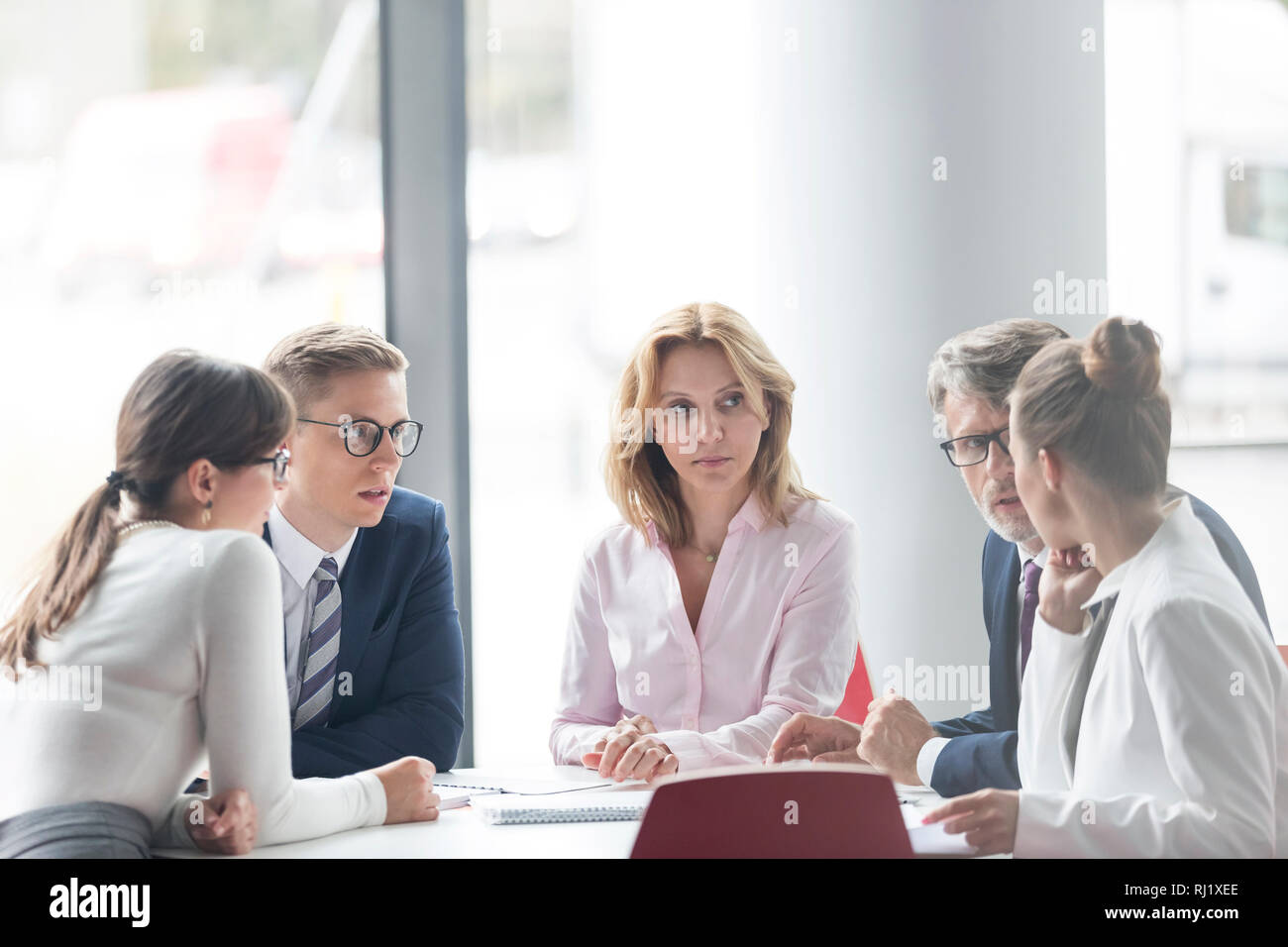 Office sitting talking table hi-res stock photography and images - Alamy