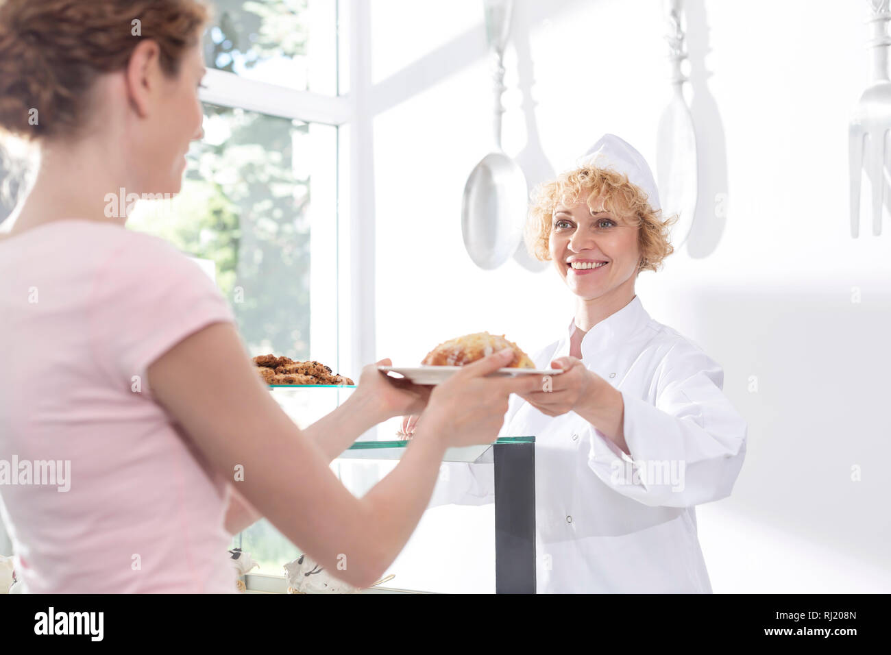 Chef holding plate smiling hi-res stock photography and images - Alamy