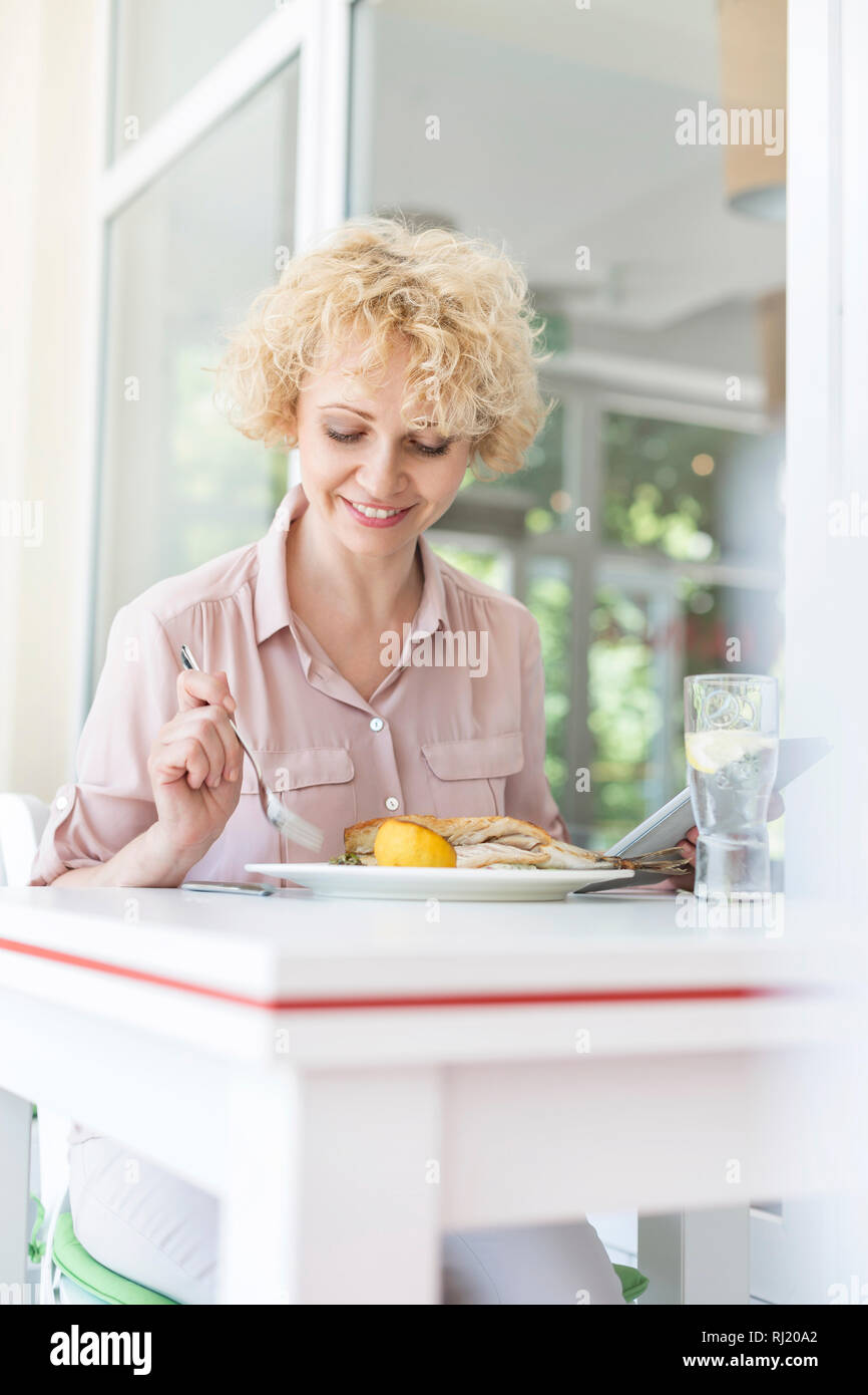 Smiling customer hi-res stock photography and images - Alamy