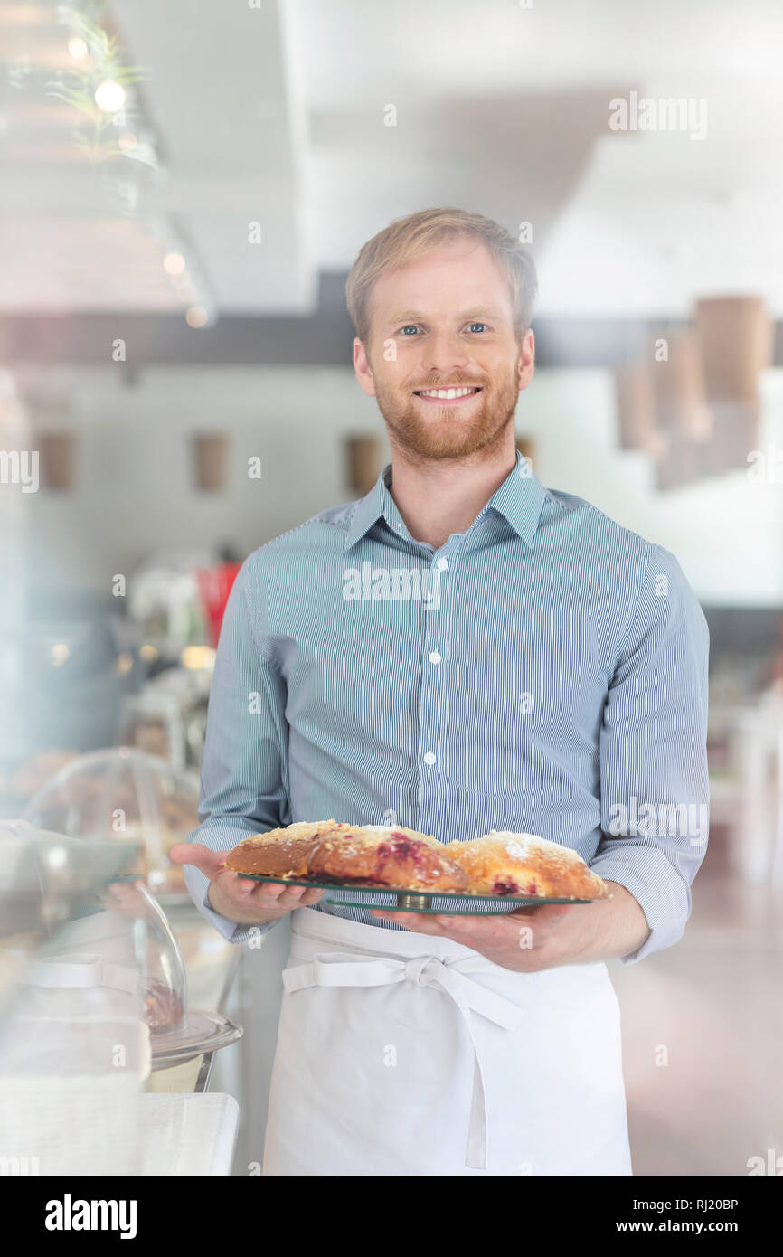 Holding fresh bread hi-res stock photography and images - Alamy