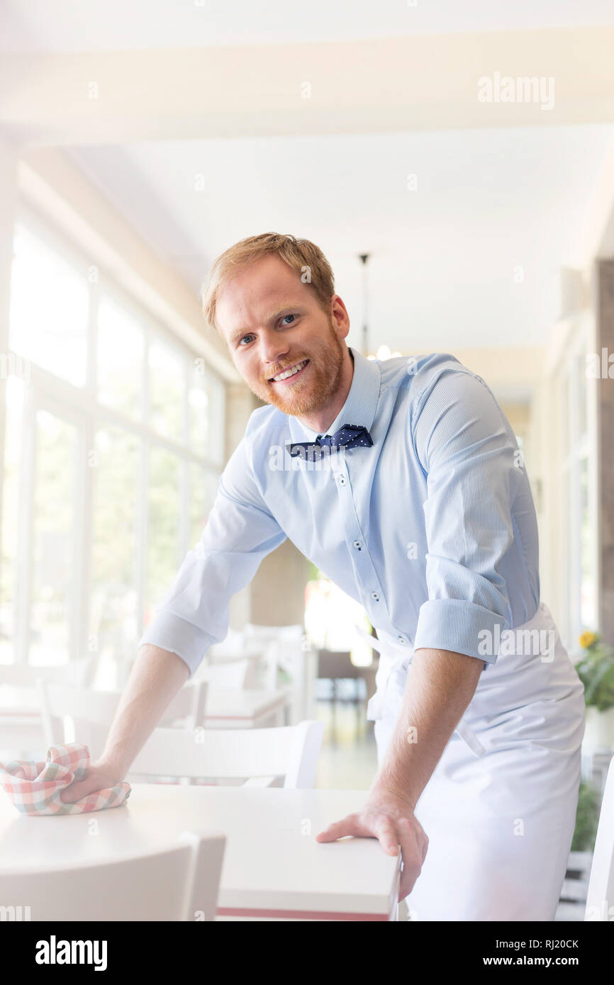 Waiter cleaning table hi-res stock photography and images - Alamy