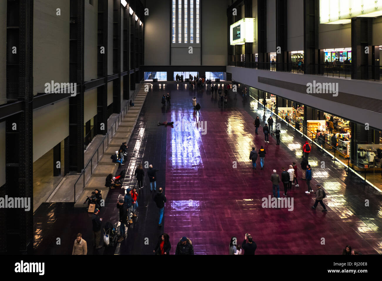 Tate modern turbine hall people hi-res stock photography and images - Alamy