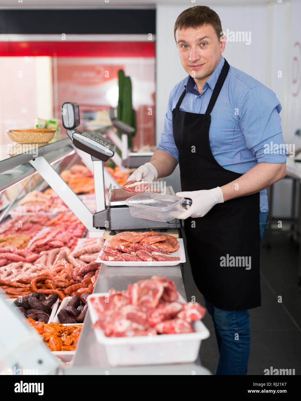 Chicken meat display case hi-res stock photography and images - Alamy
