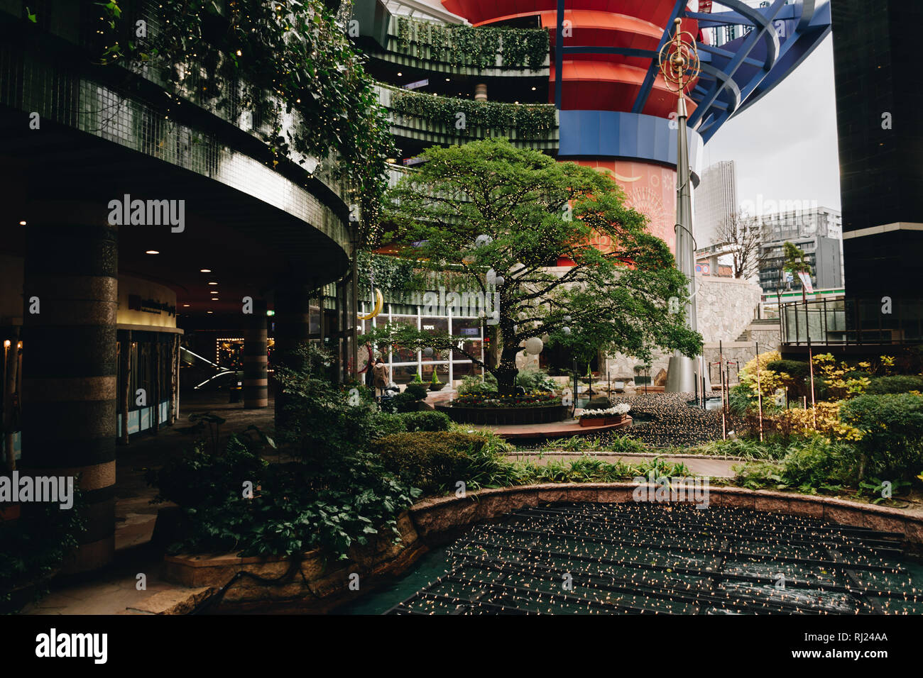 City shopping mall hi-res stock photography and images - Alamy