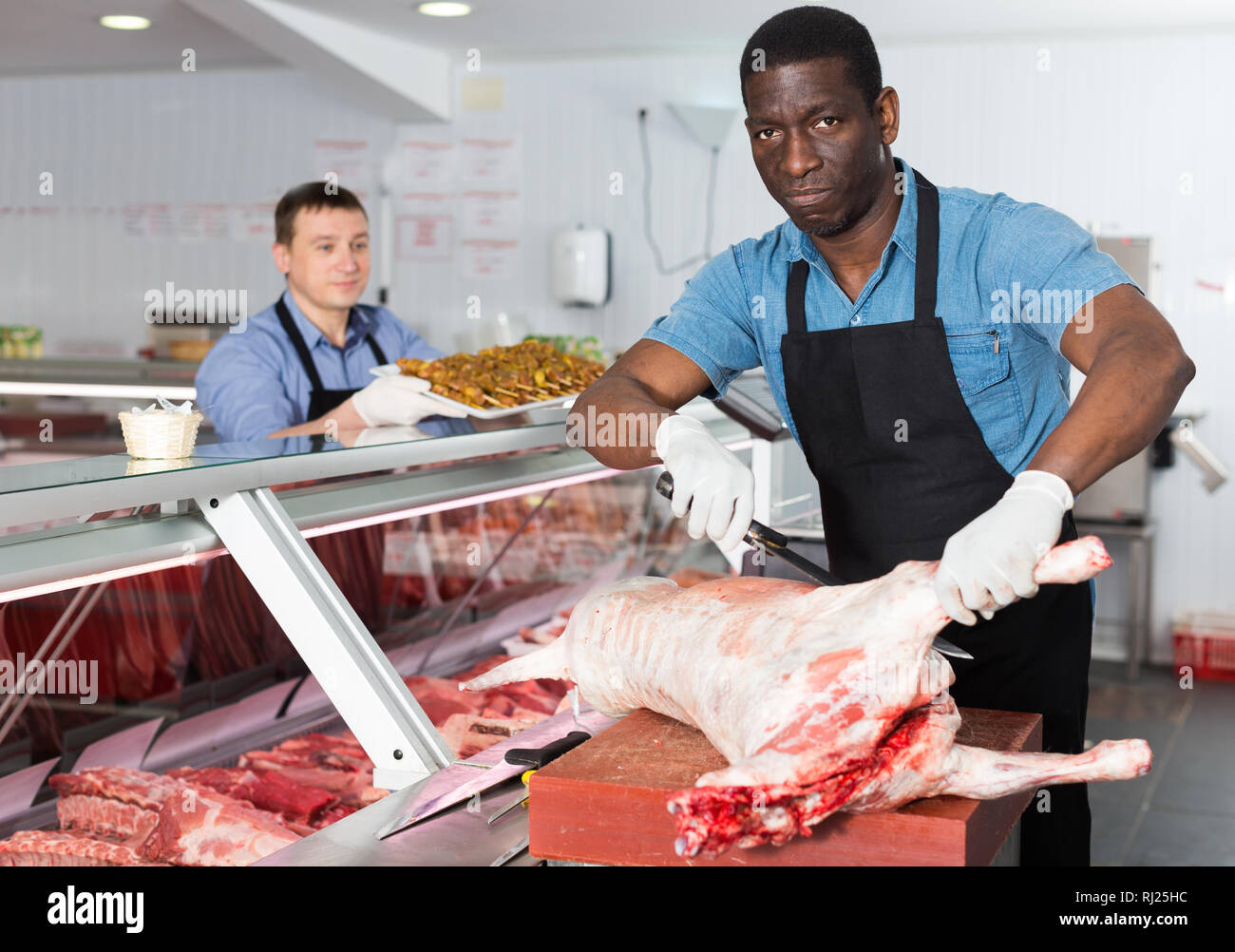 Butcher cutting meat african man hi-res stock photography and images ...