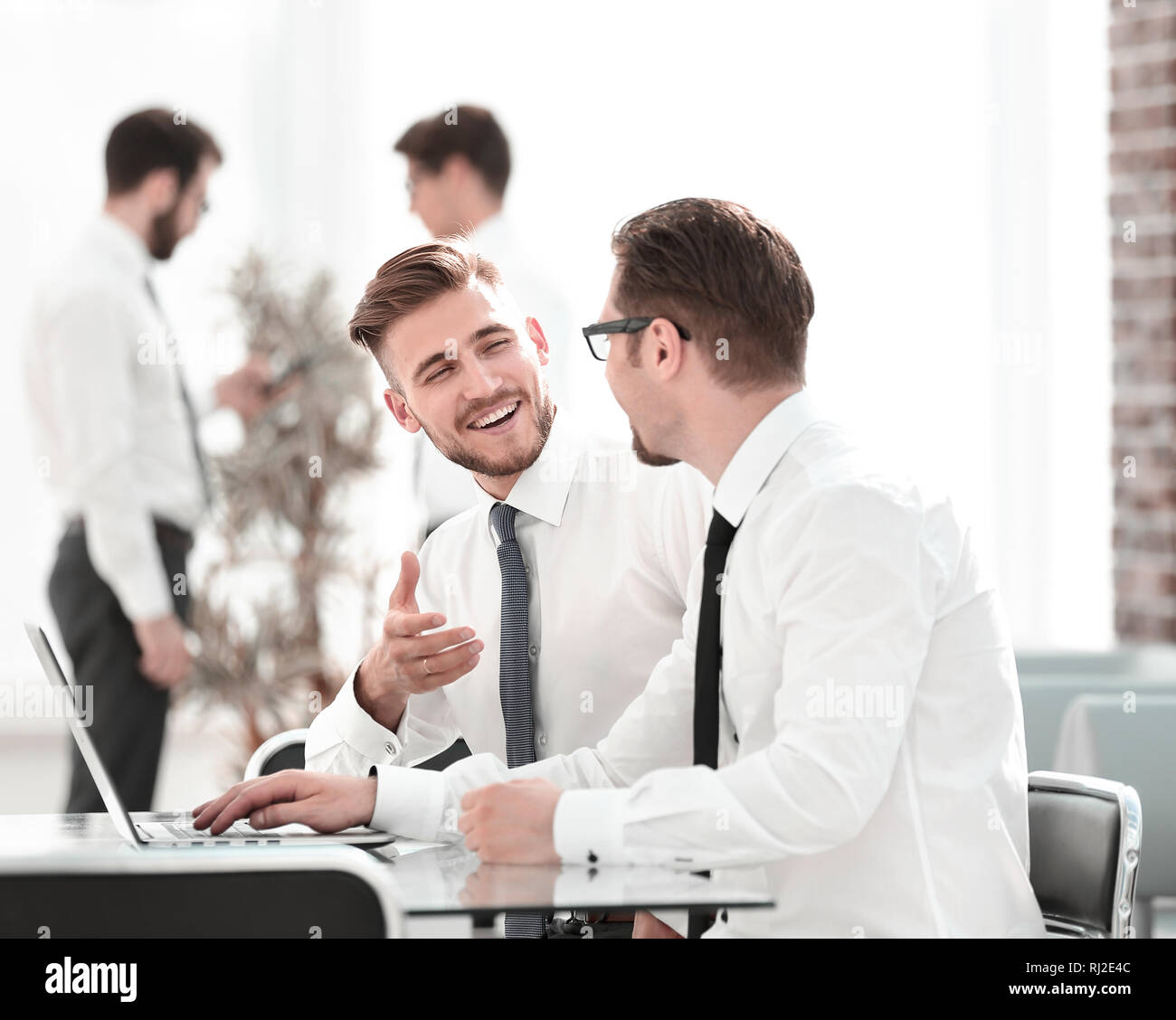 two employees talking in the workplace Stock Photo - Alamy