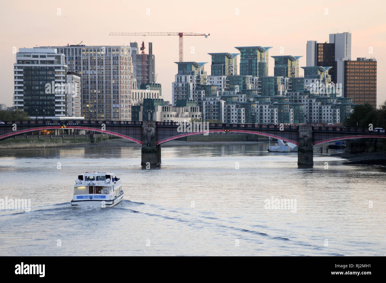 Thames River, Lambeth Bridge, Camelford House, MI6 headquarters, St ...