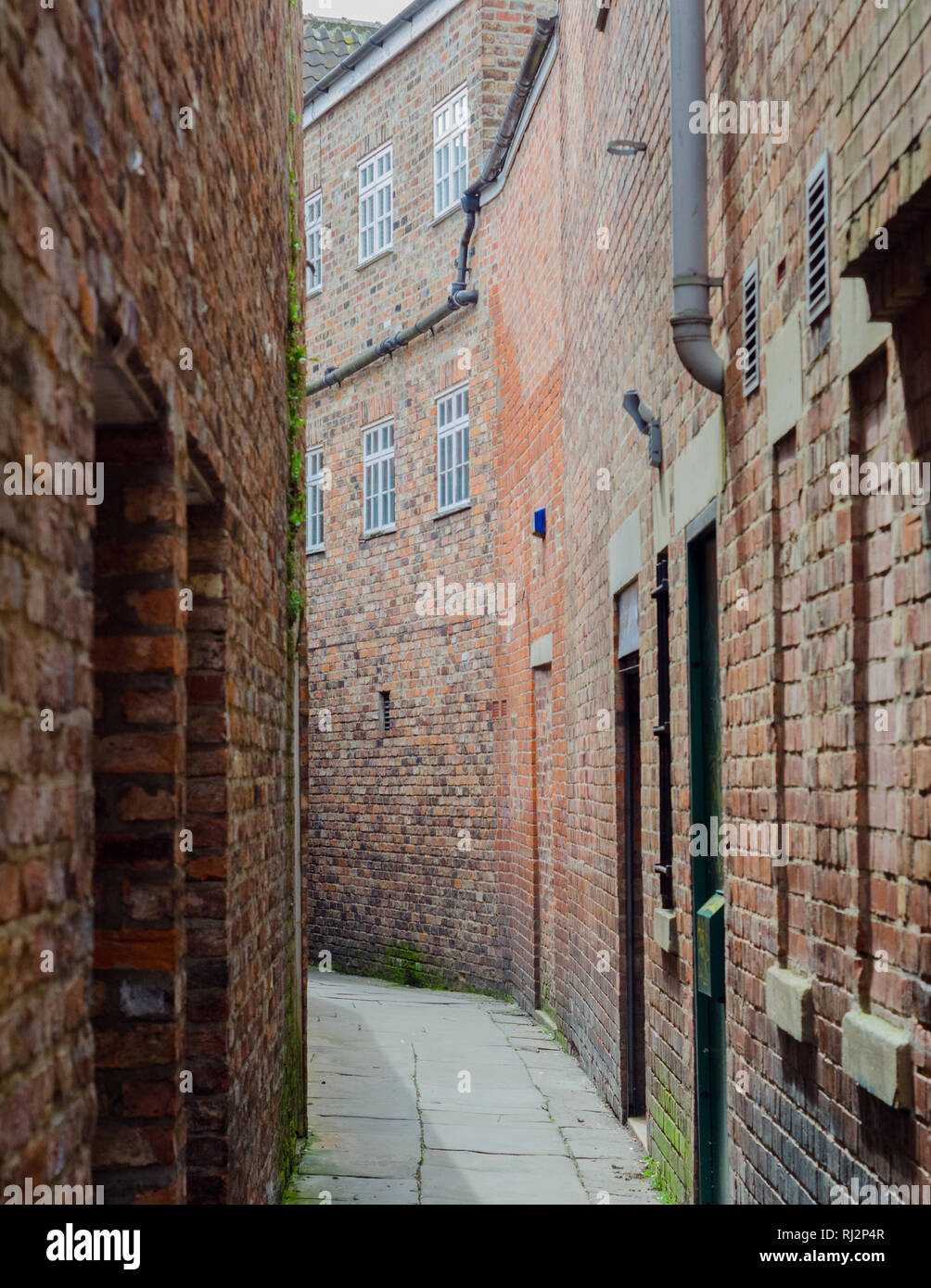 Brick alleyway hi-res stock photography and images - Alamy