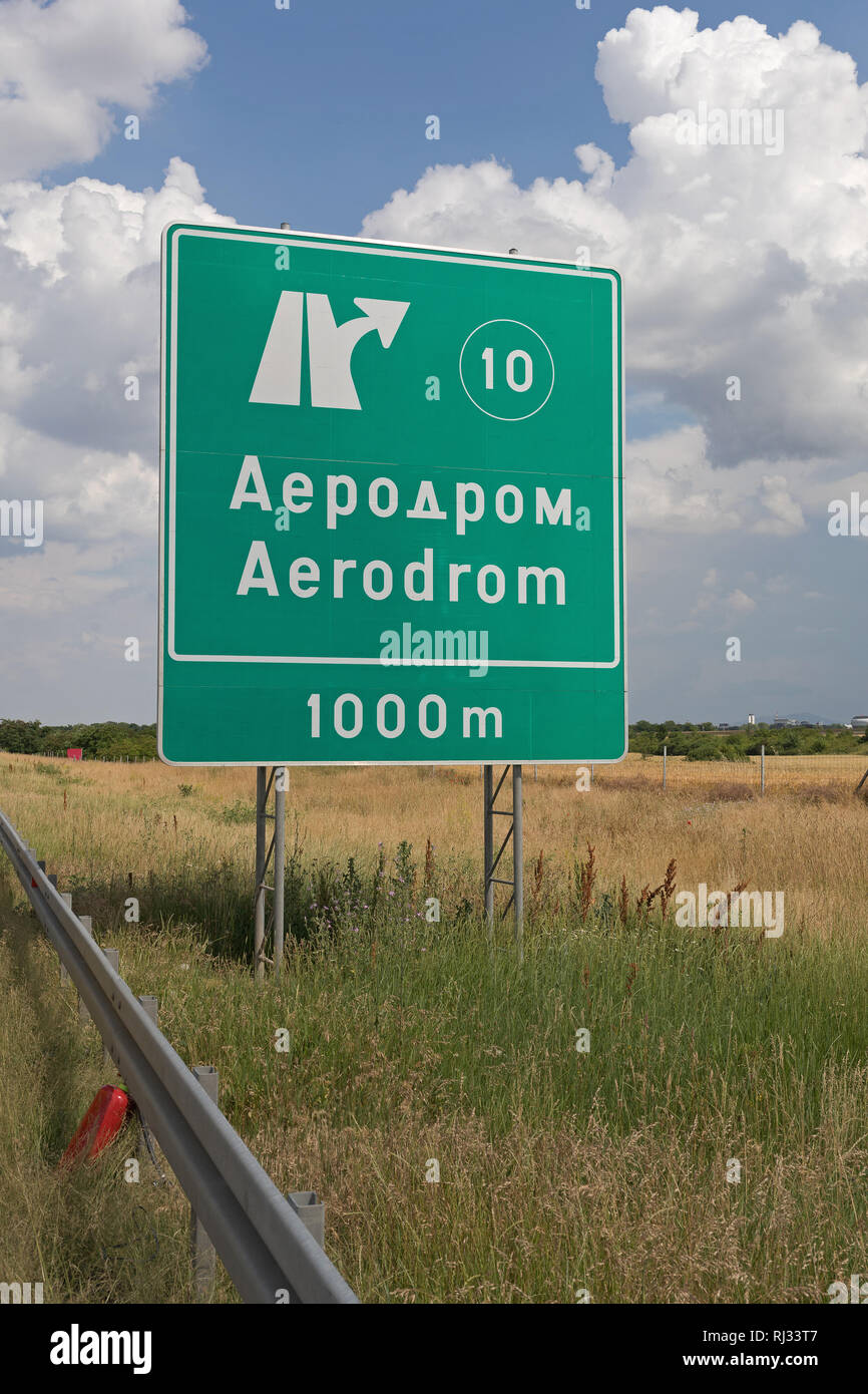 Advance directional sign hi-res stock photography and images - Alamy