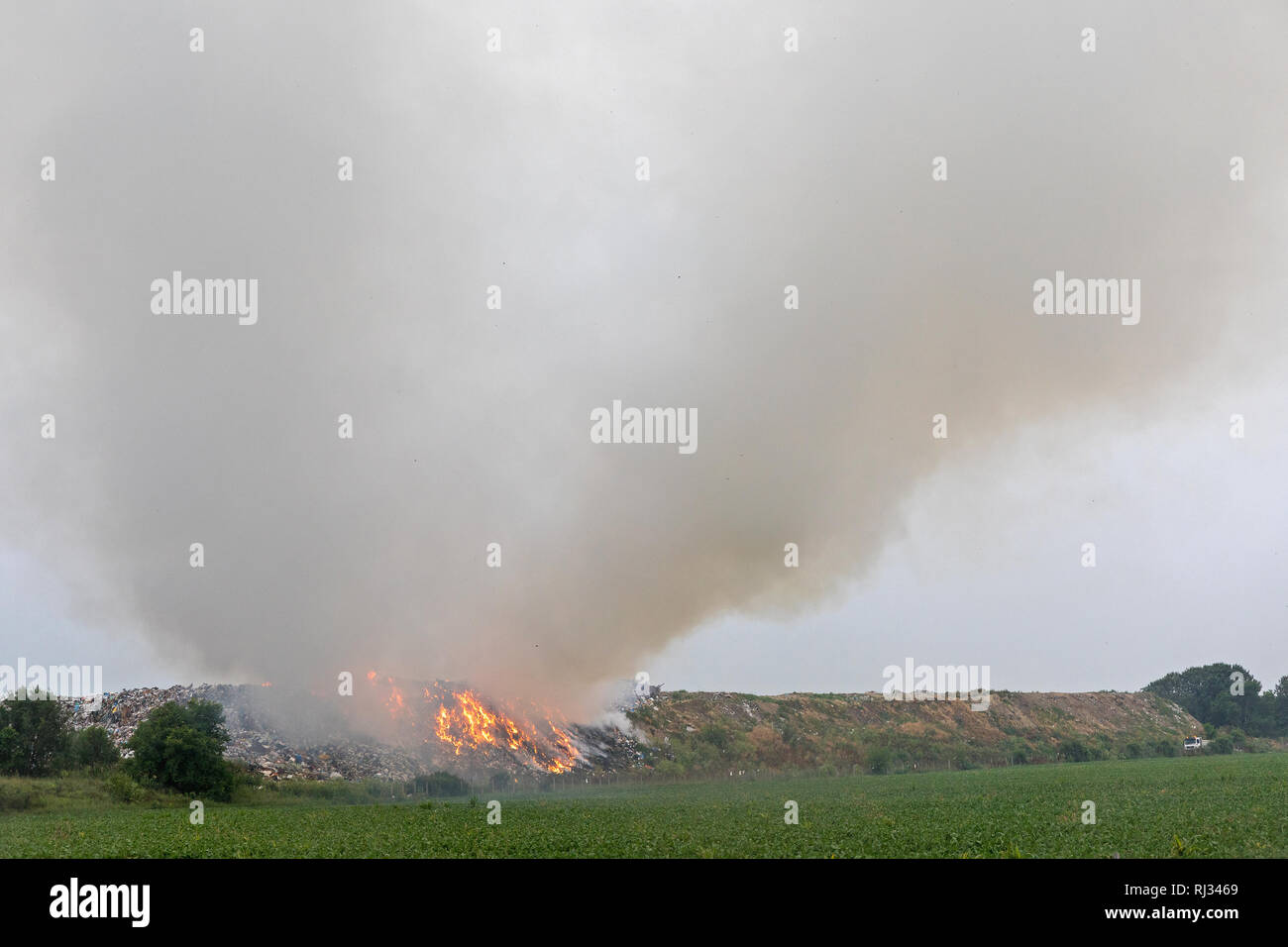 Landfill Garbage Fire Inferno With Heavy Smoke Stock Photo - Alamy