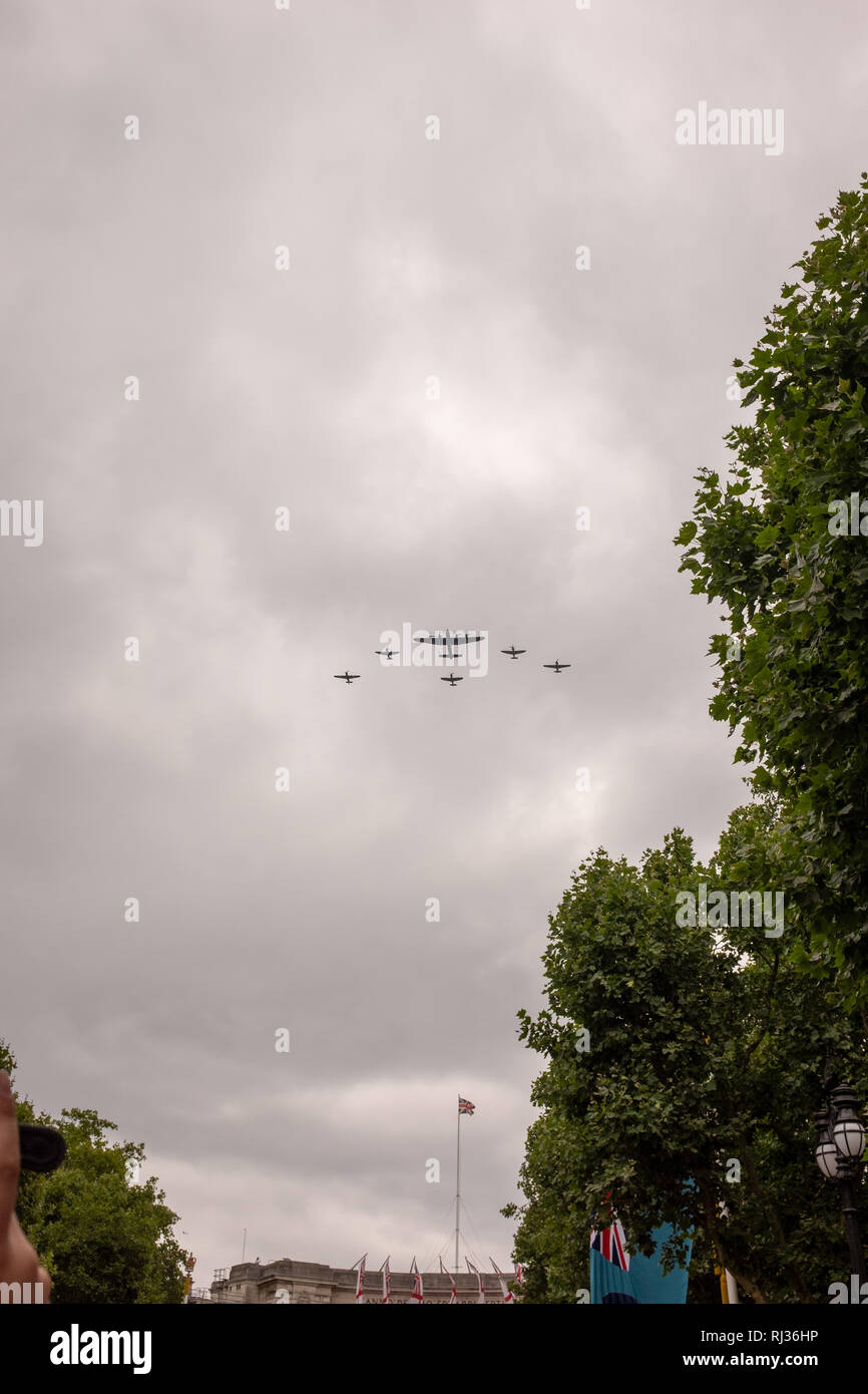 Raf centenary buckingham palace hi-res stock photography and images - Alamy