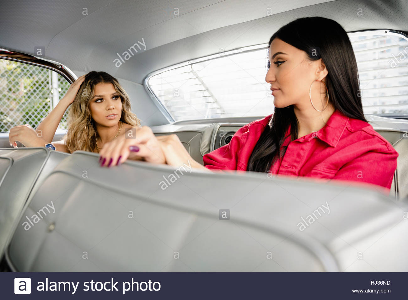 Two people talking and back hi-res stock photography and images - Alamy