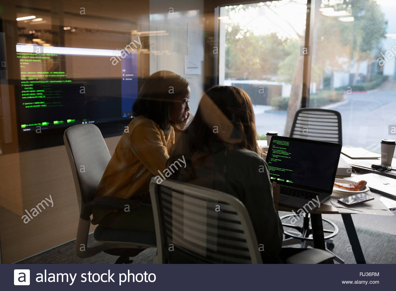Black woman computer coding hi-res stock photography and images - Alamy