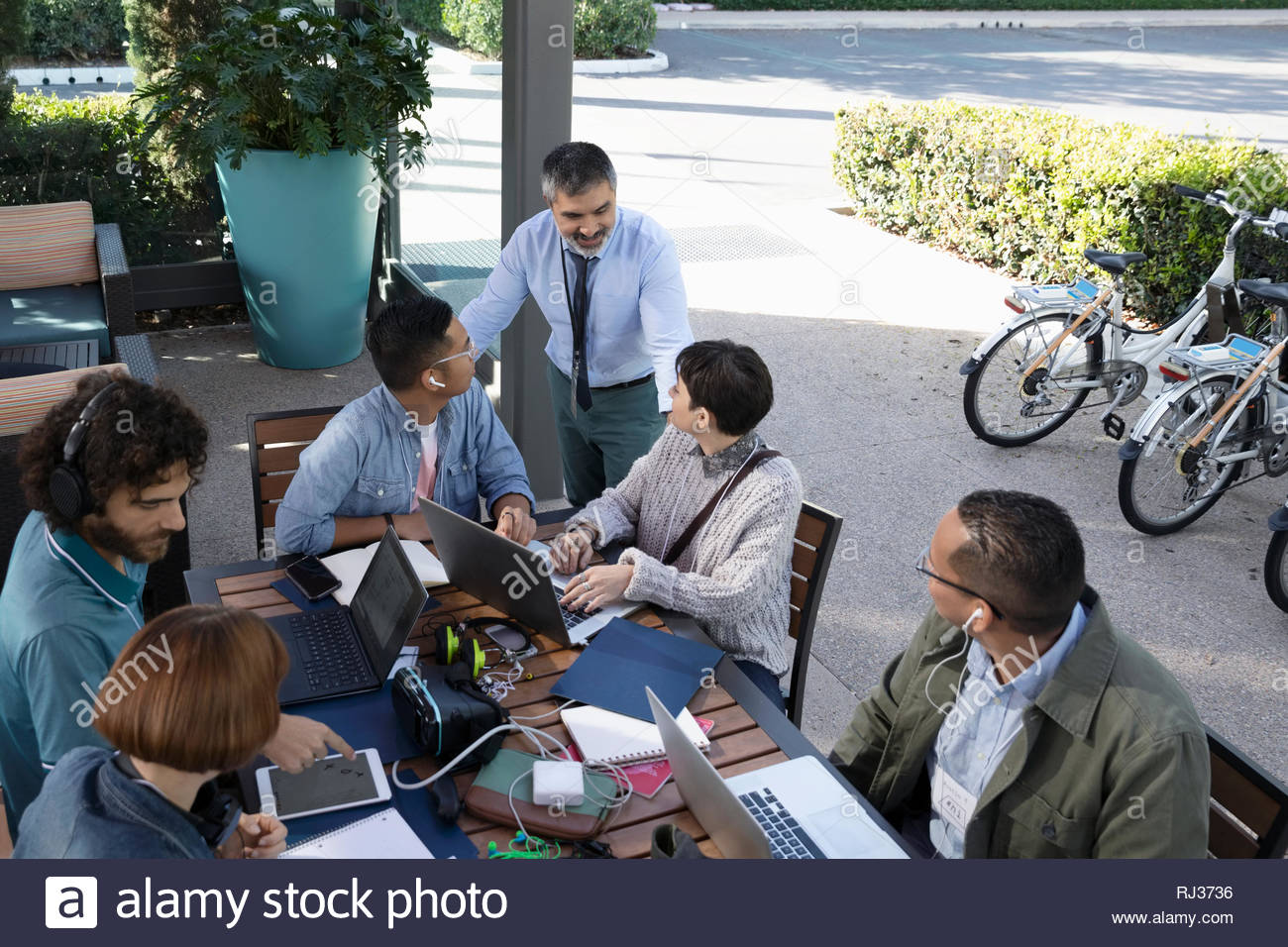 Coworker outdoor hi-res stock photography and images - Alamy
