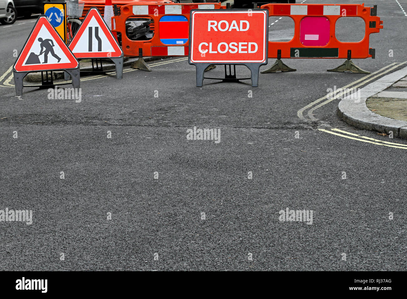 Road closed sign and boundary at construction site Stock Photo - Alamy
