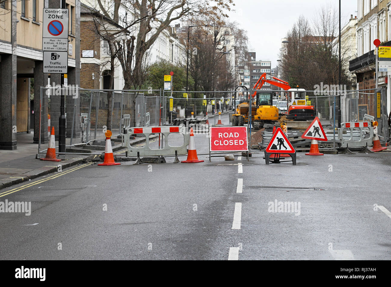 Road closed sign and boundary around street works Stock Photo - Alamy