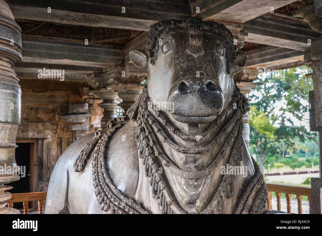 Nandi statue lord shiva temple hi-res stock photography and images - Alamy