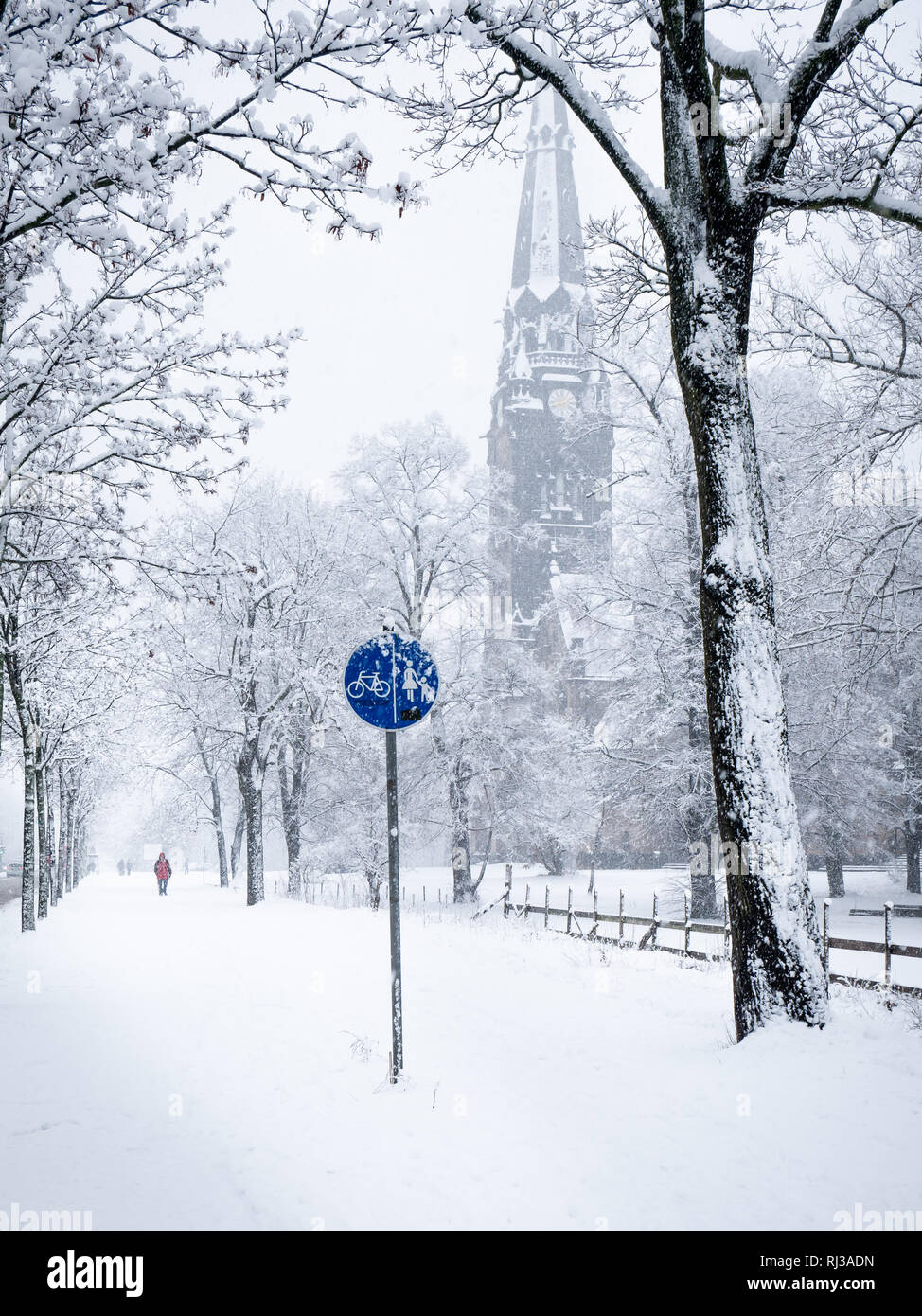 Dresden, Neustadt, 2019: Pedestrian and bicycle lane covered in snow ...