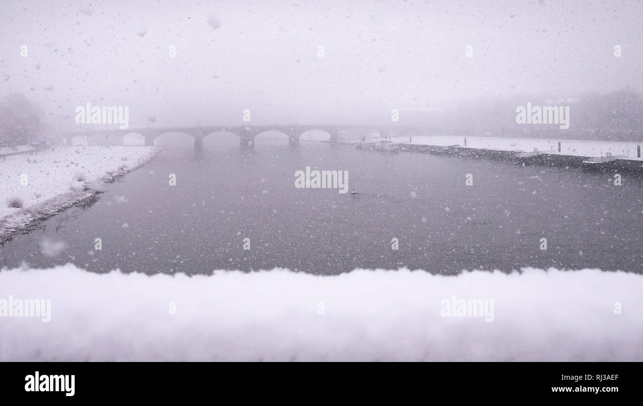 Altstadt, Dresden 2019: It's snowing! Big white snow flakes over the ...