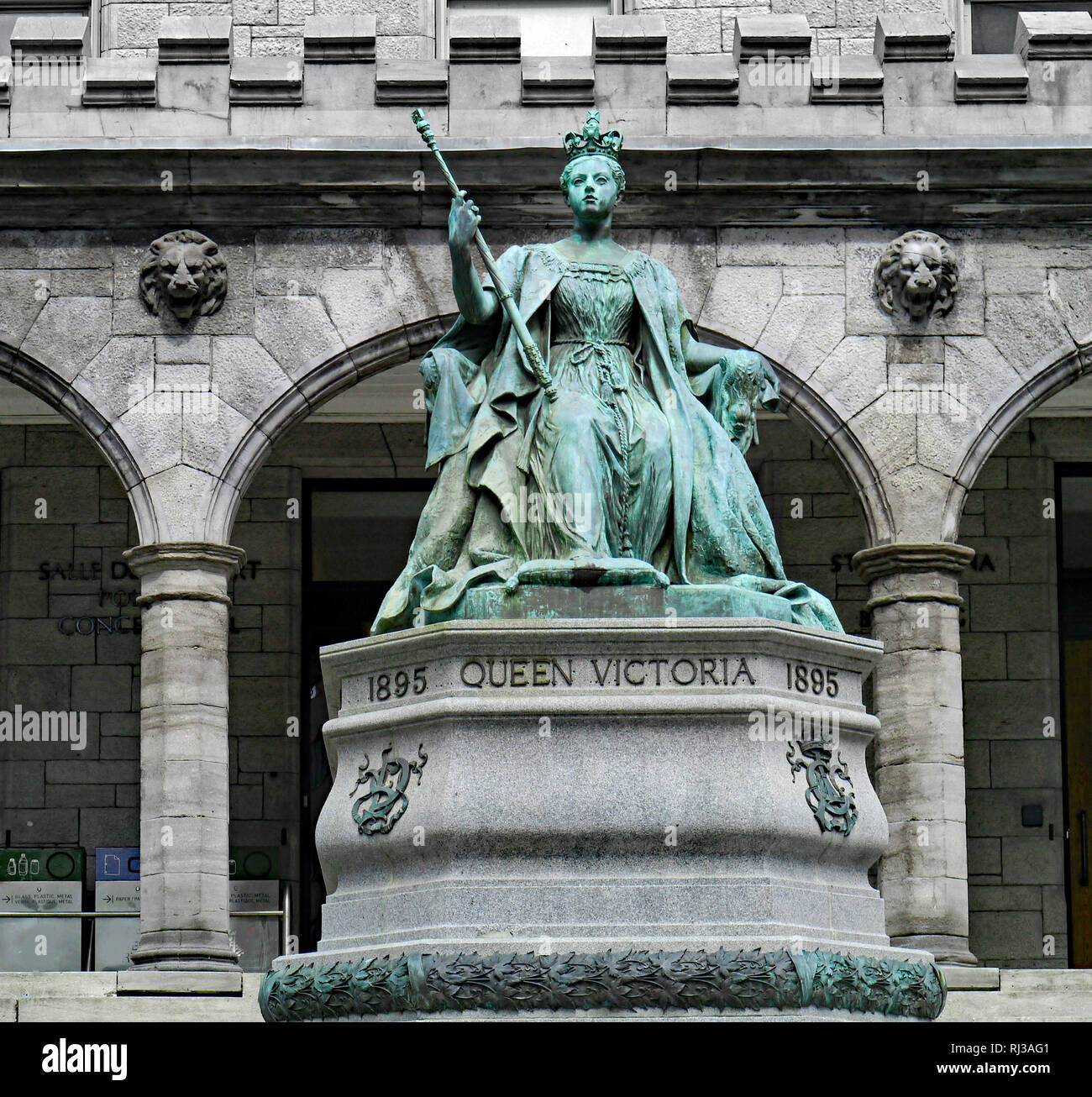 Young queen victoria statue hi-res stock photography and images - Alamy
