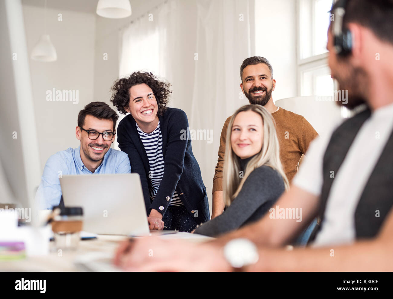 Group around office table hi-res stock photography and images - Alamy